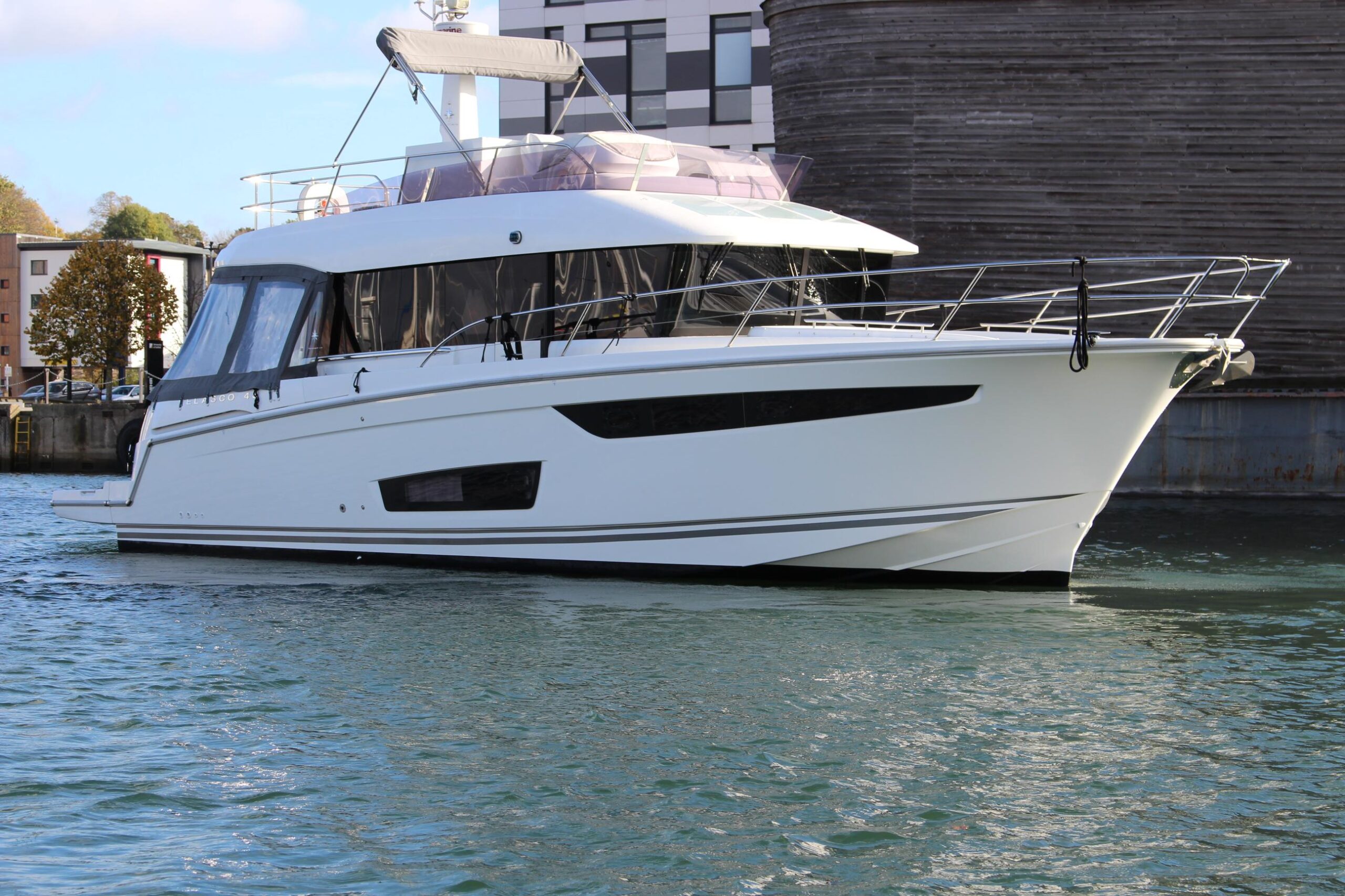 Jeanneau Velasco 43 7633151 – Burton Waters Boat Sales