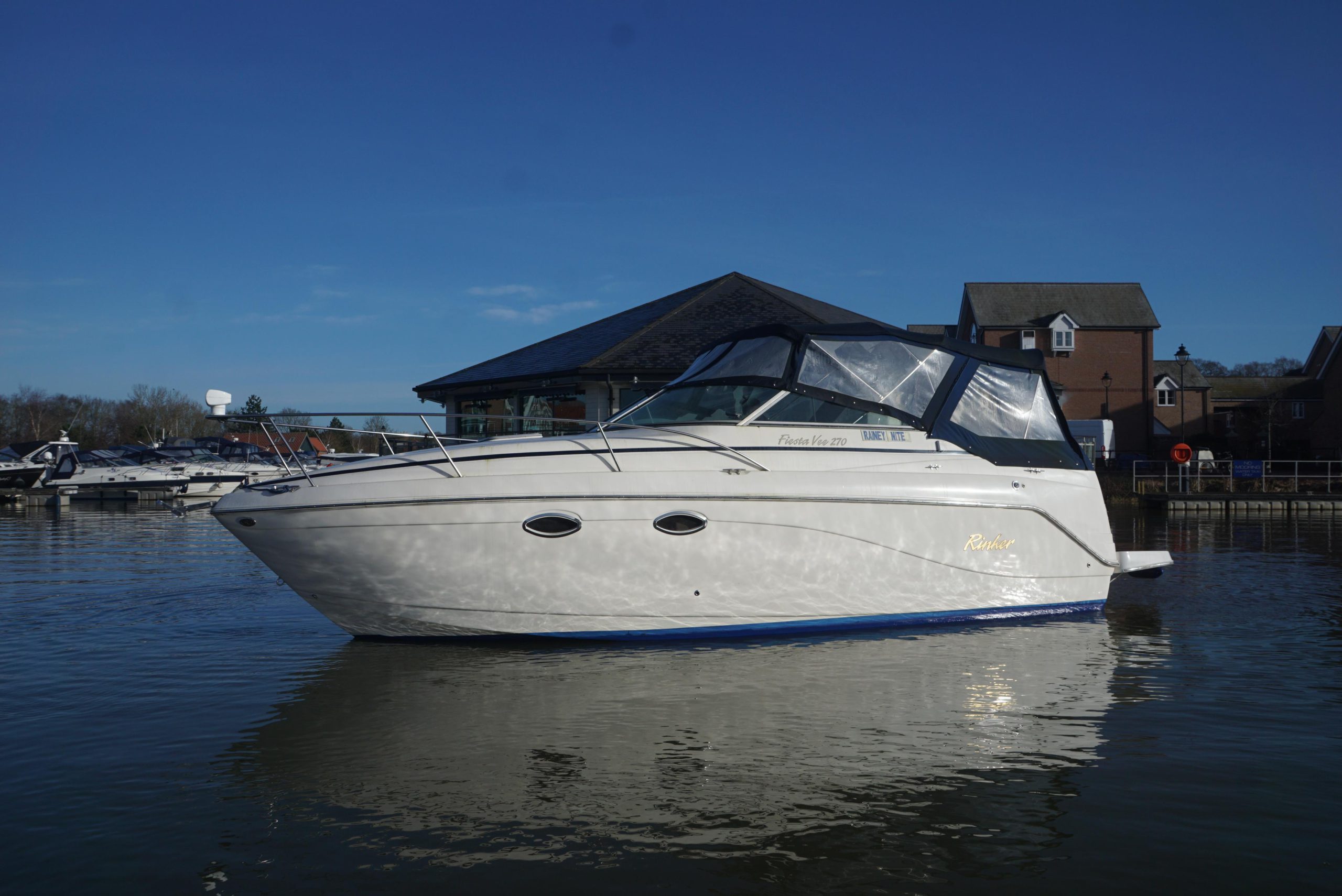 Rinker 270 Fiesta Vee 9218425 – Burton Waters Boat Sales